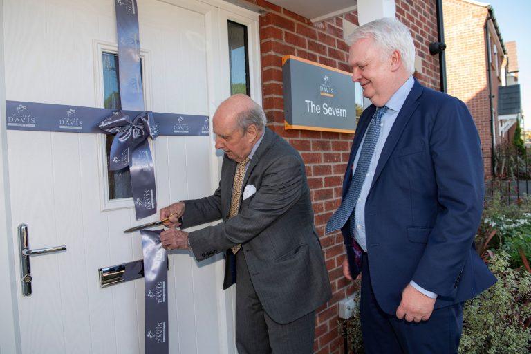 DE LISLE FAMILY CELEBRATE HISTORY OF LOUGHBOROUGH PARK AT NEW HOMES ...